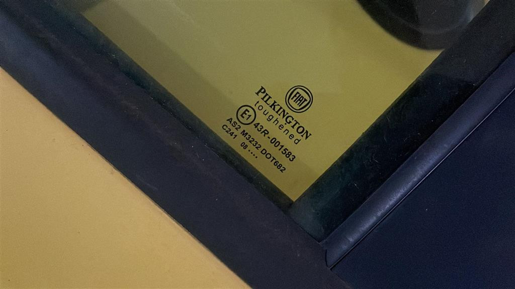 VETRO SCENDENTE ANTERIORE SINISTRO FIAT 500 Serie 52108393 (07>14)