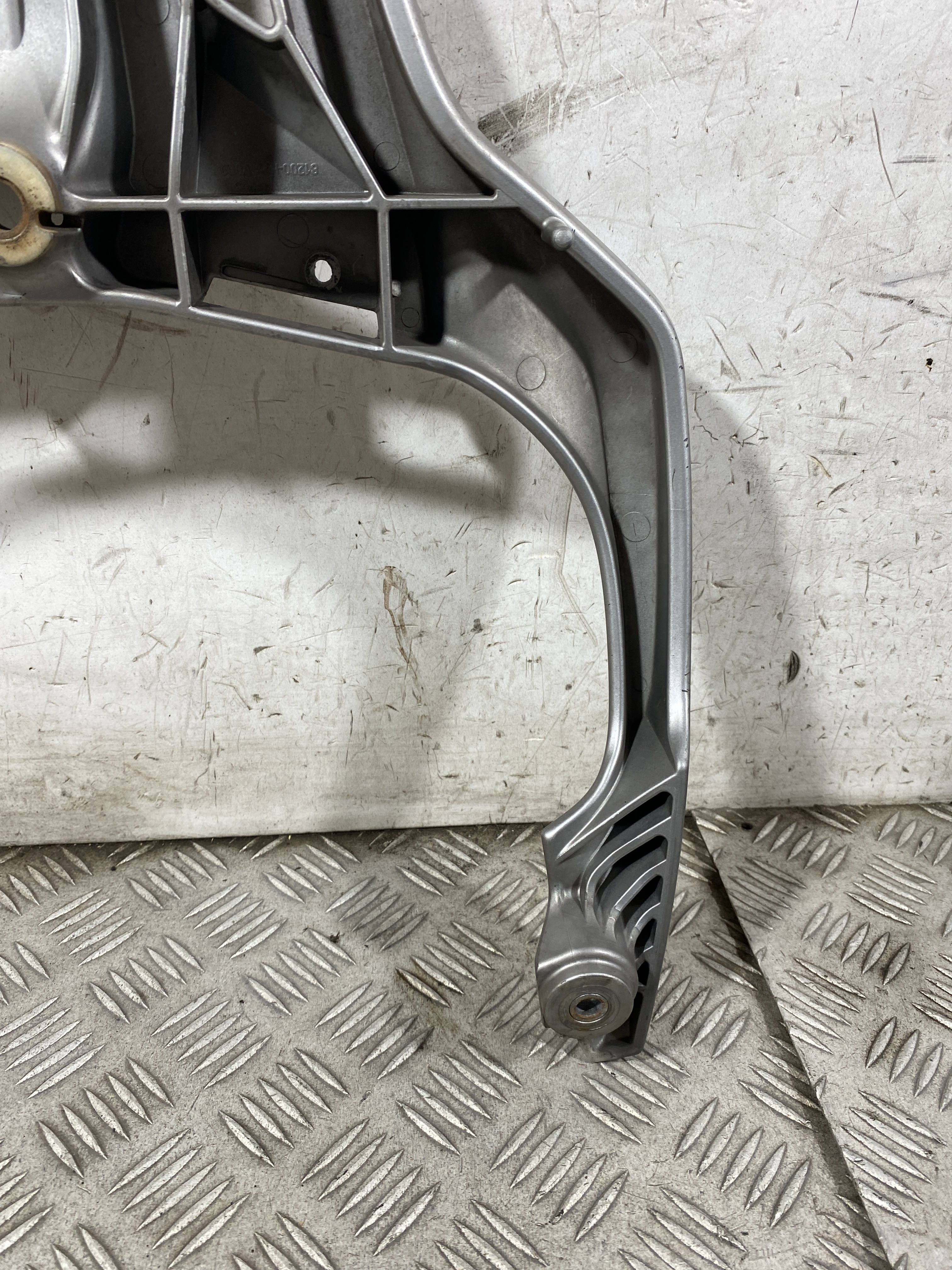 STAFFA PORTA BAULETTO/PORTAPACCHI HONDA SH 150cc (10>)